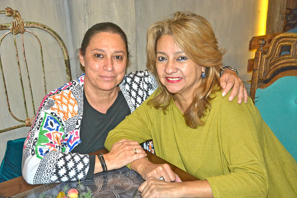 Junte con las amigas inseparables