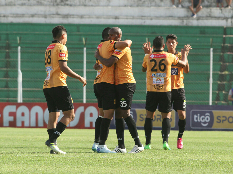 Destroyers gana en el debut de su entrenador