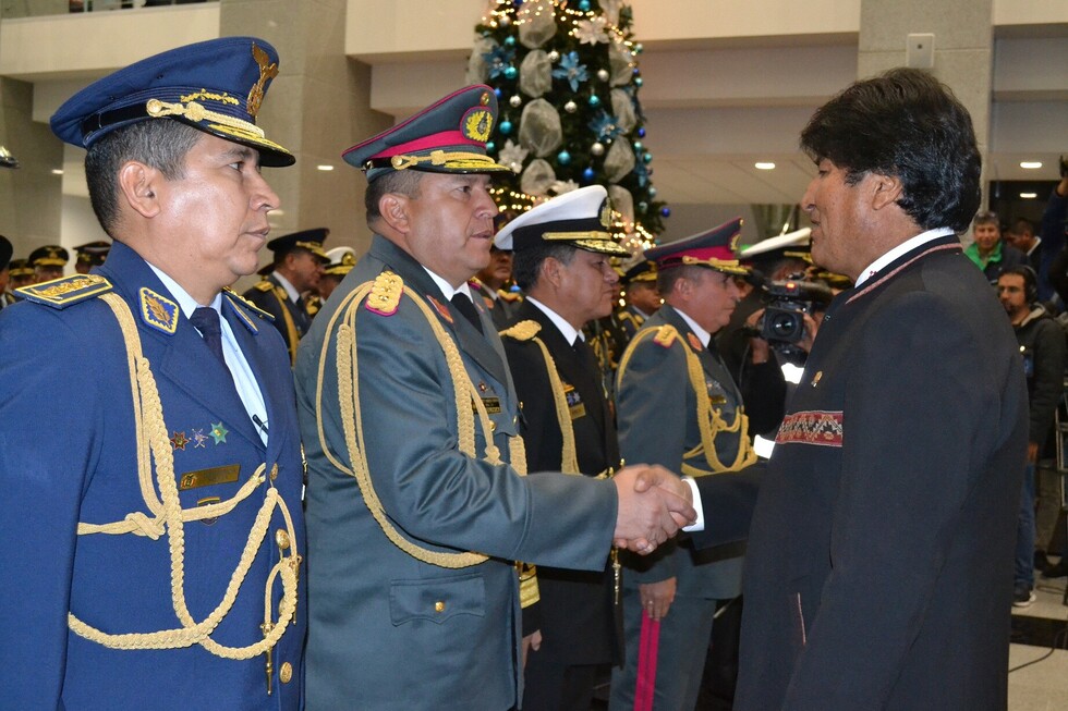Evo encomienda al nuevo Alto Mando Militar derrotar al contrabando