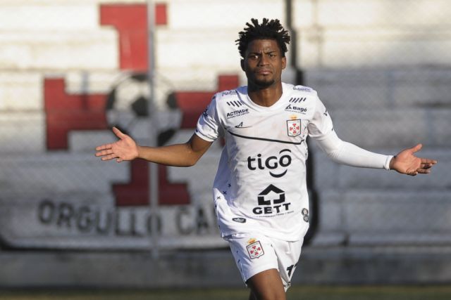 Real Santa Cruz acelera con triplete de Dorny Romero