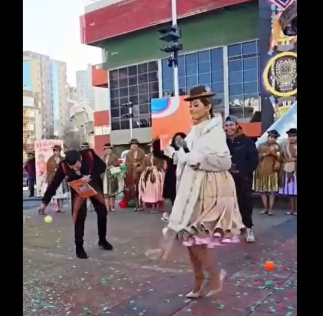 Claudia Torrez demuestra su agilidad con el "pata pata" en celebración ...