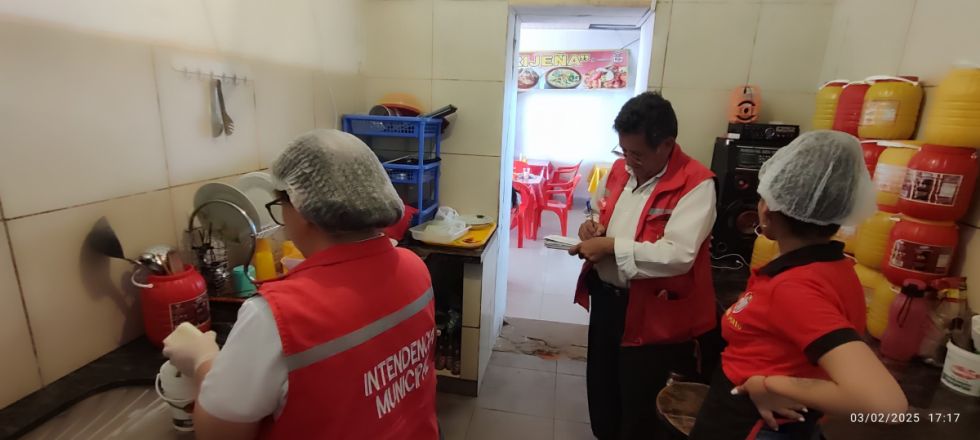 Intendencia realiza controles en puestos de comida de la Terminal de Buses