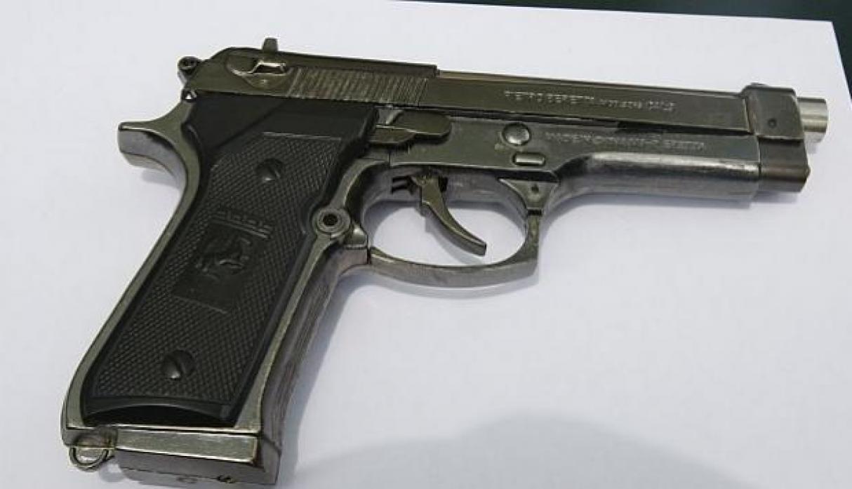 Atrapan a 3 sujetos con 6 cuchillos y un revólver