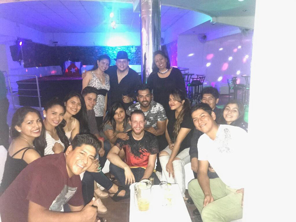 A bailar salsa con los amigos