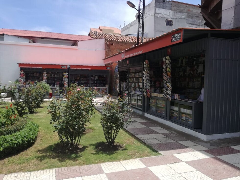 Entregan galería de libros en plaza Lizardi