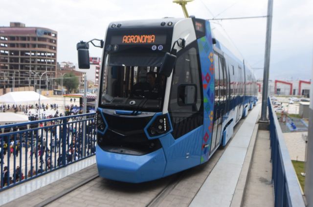 Arce pone en marcha el Tren Metropolitano, el sistema de transporte más ...