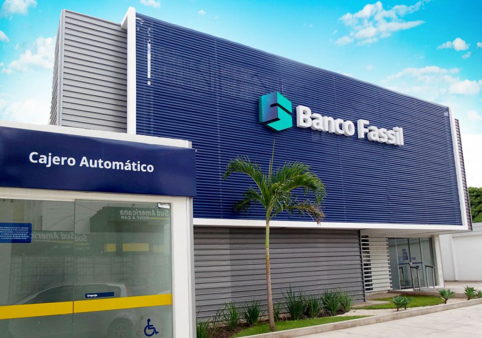 Allanan oficinas del intervenido Banco Fassil