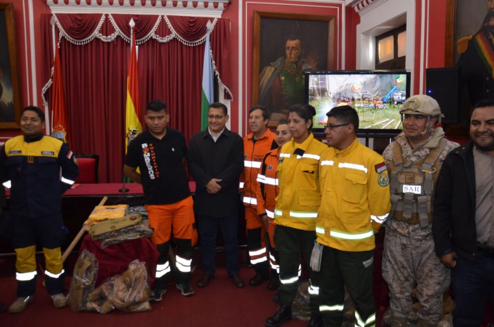 Bomberos voluntarios reciben equipamiento para combatir incendios forestales en Tarija